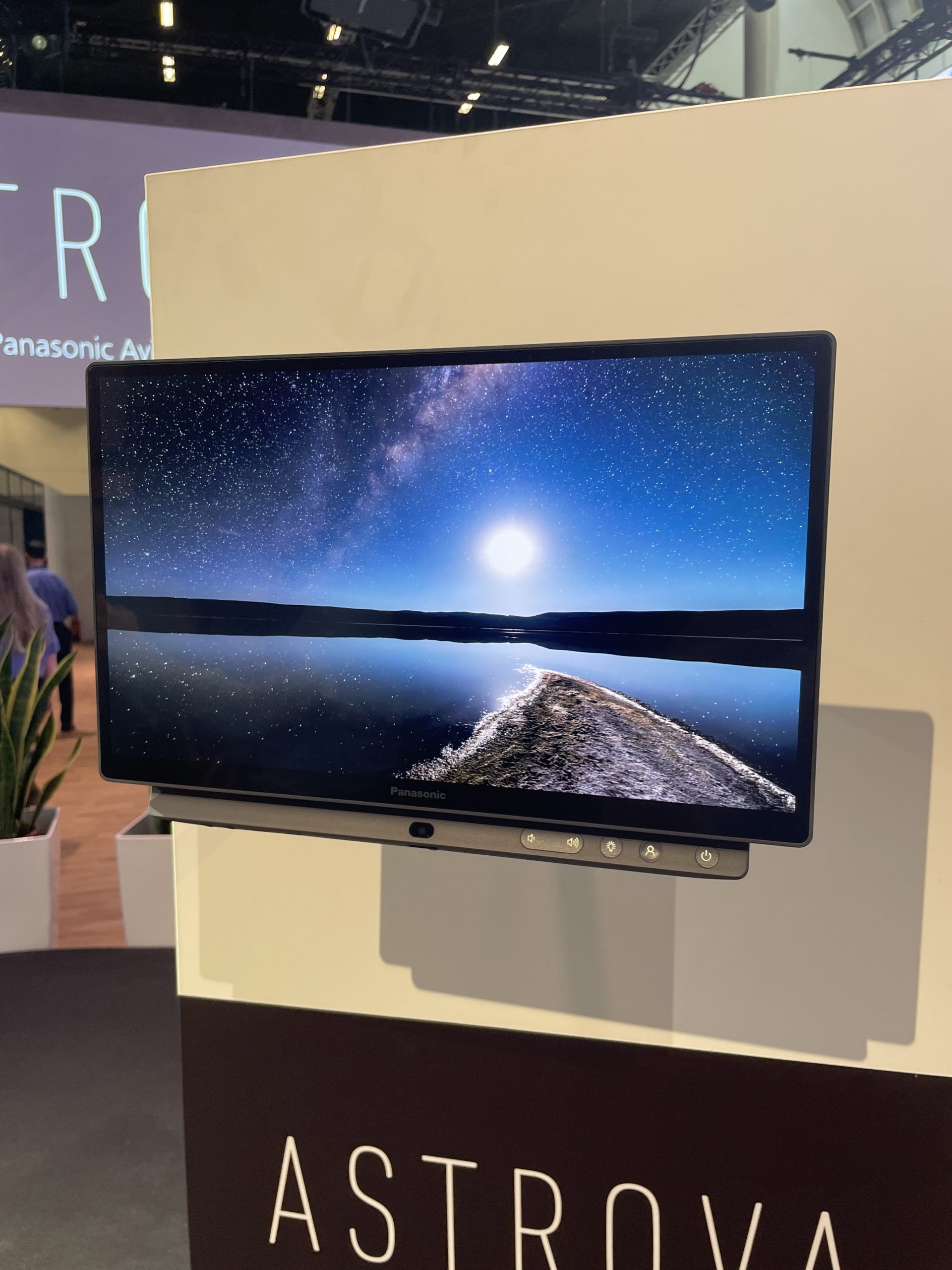 AIX22: Panasonic Avionics launches Astrova OLED Screens - Economy Class ...