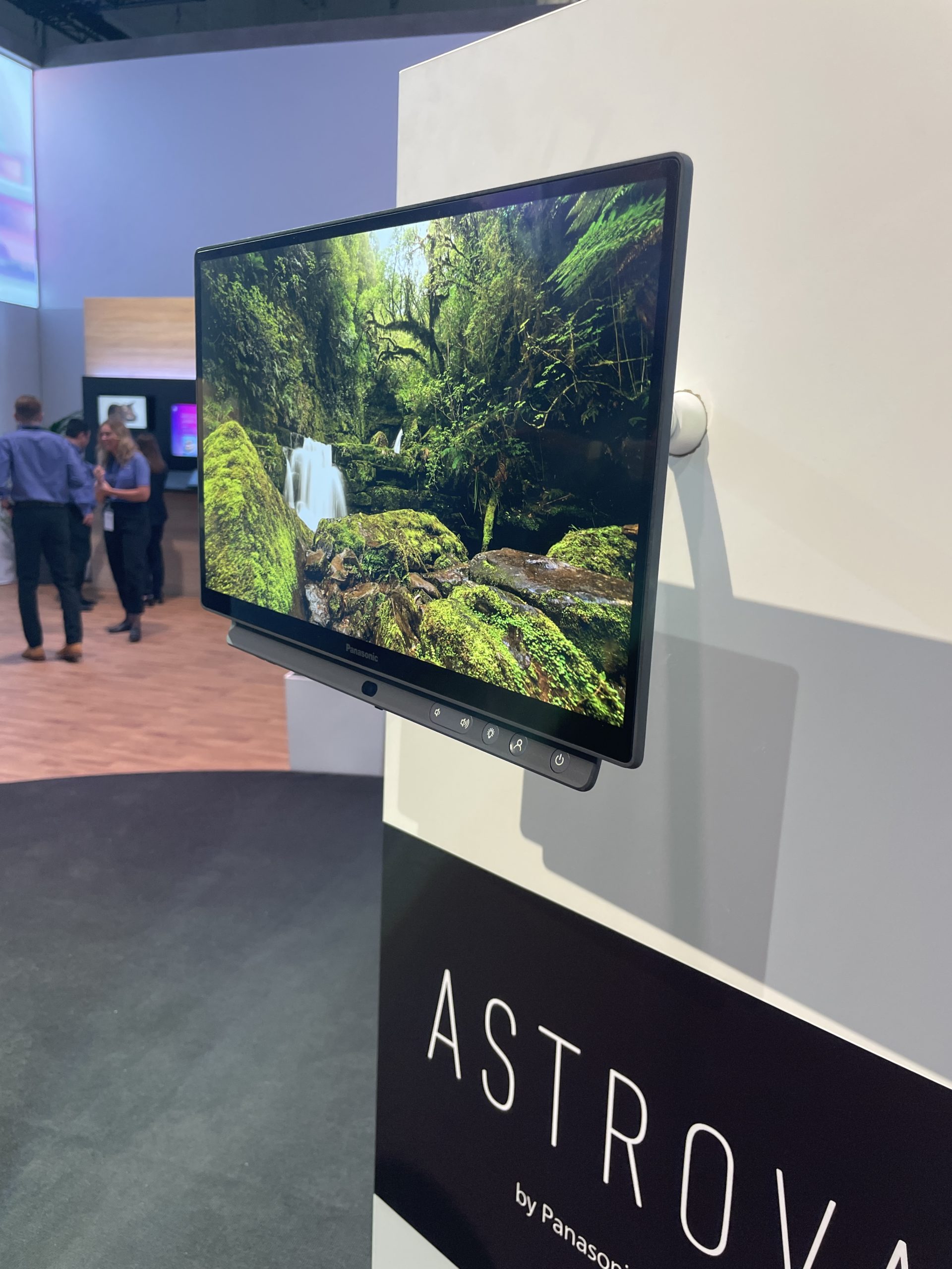 AIX22: Panasonic Avionics launches Astrova OLED Screens - Economy Class ...