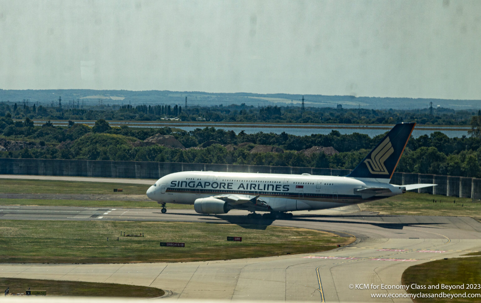 Airplane Art - Singapore Airlines Airbus A380-800 lining up for ...