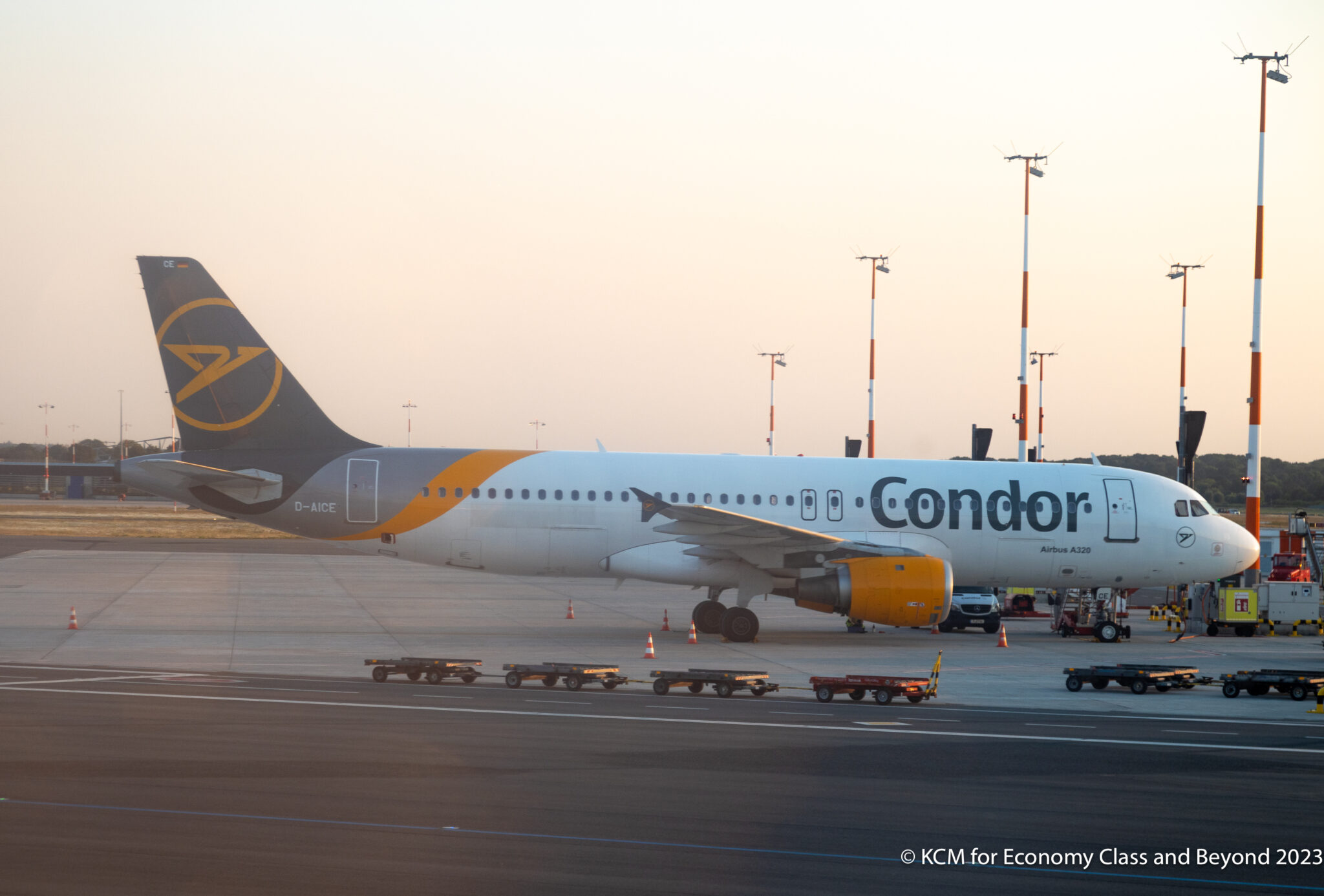 Airplane Art - Condor Airbus A320 (old livery) at Hamburg Airport ...