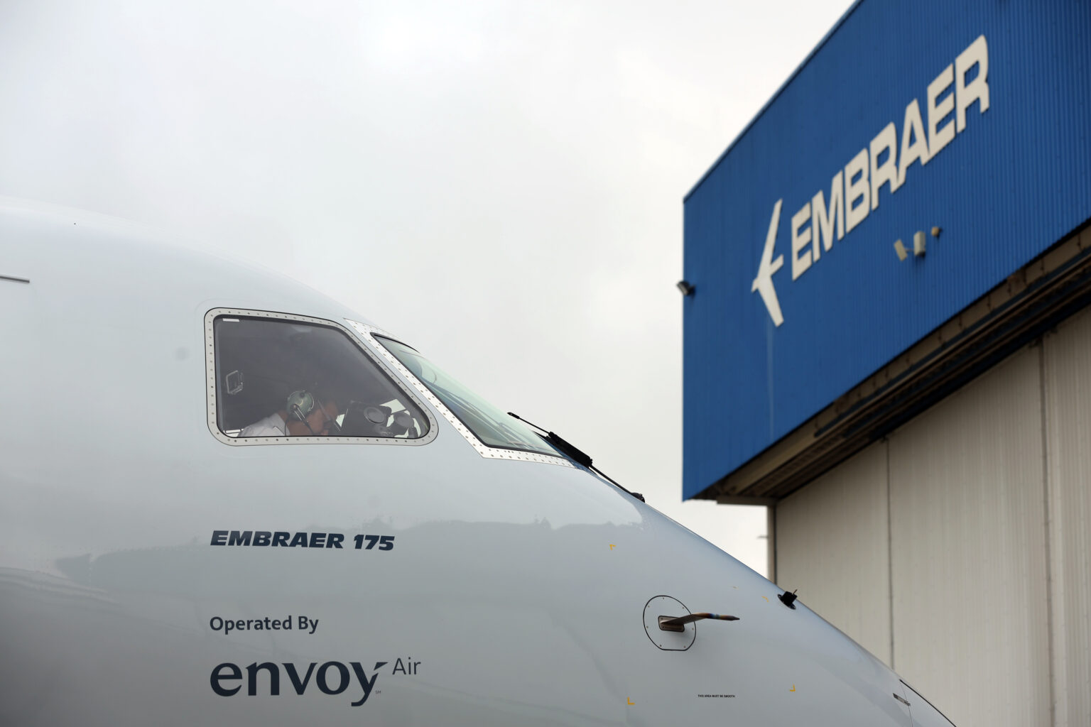 American Airlines signs for a further four Embraer E175s - Economy ...