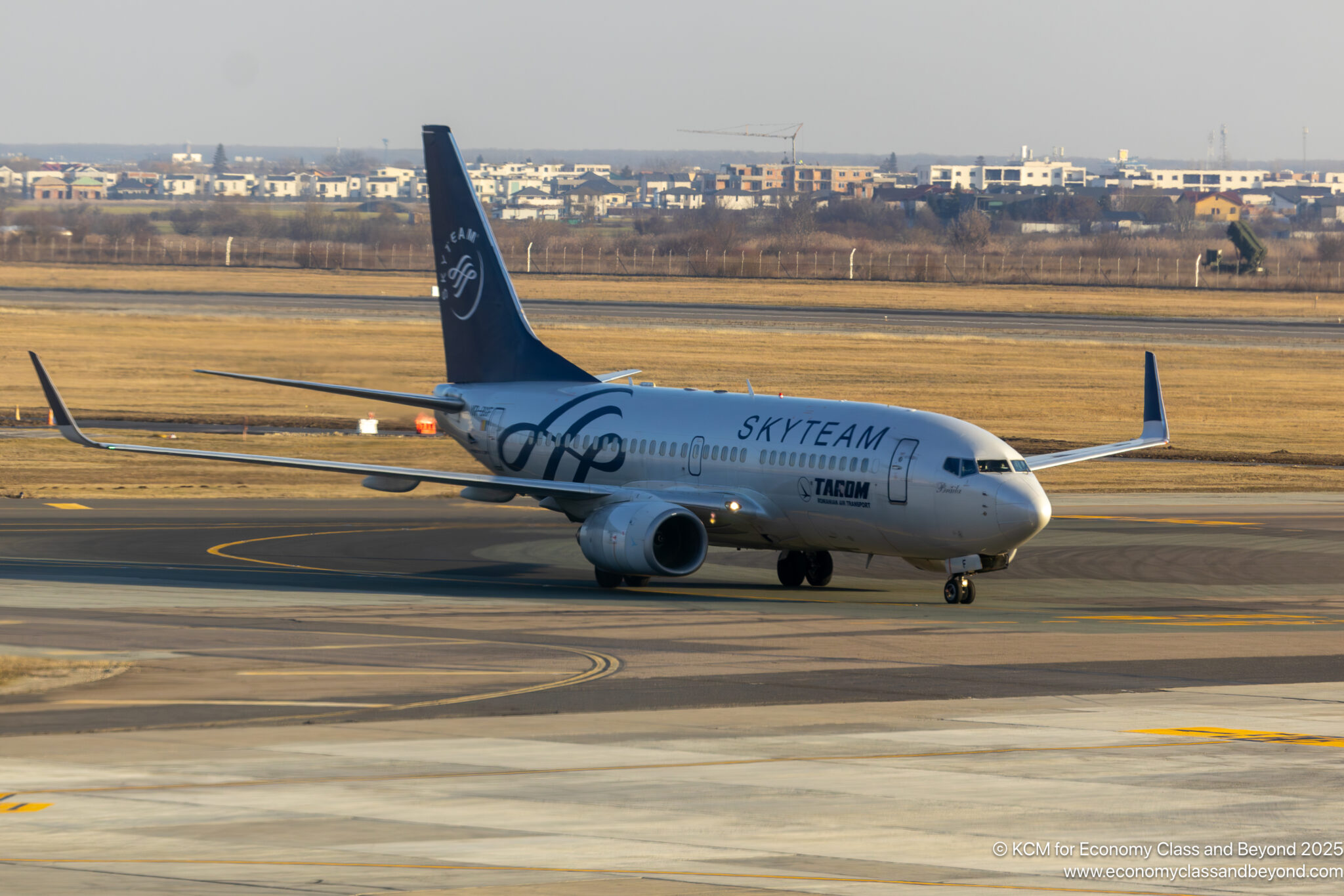 Airplane Art - TAROM Boeing 737-700 (SkyTeam) arriving at Bucharest ...